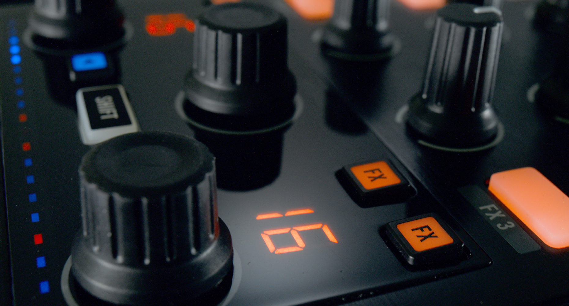 Traktor : DJ Controllers : Traktor Kontrol X1 | Products